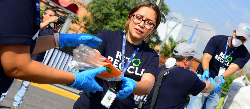 VIDEO: Cientos de salvadoreños se suman al Reto Recicla en favor del ...