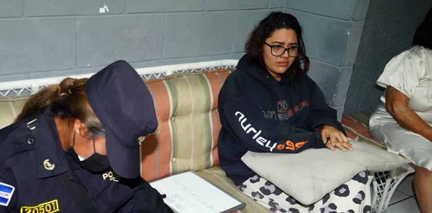 Mujer acusada de estafa informática se muestra afligida al saber que ...