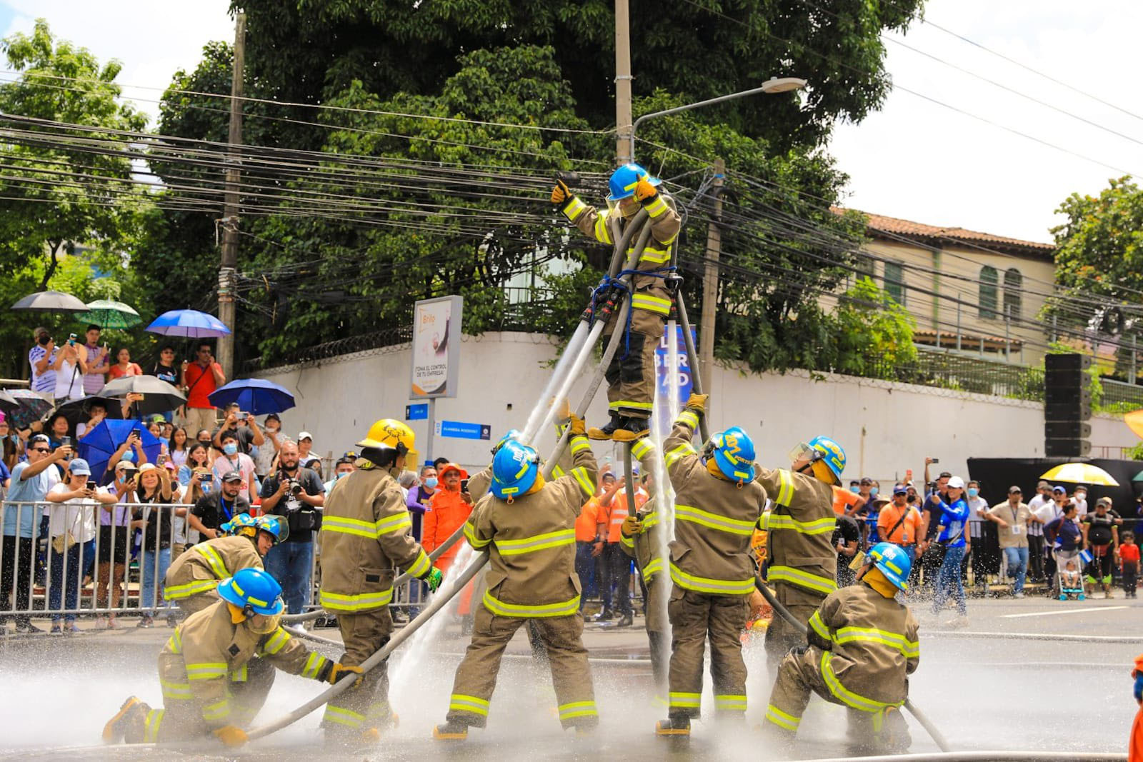Los bomberos exhibieron sus habilidades durante desfile conmemorando ...