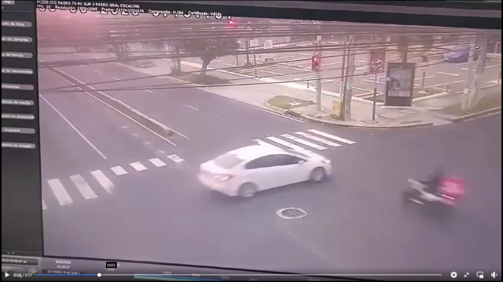 Revelan video del instante preciso cuando motociclista choca con carro ...