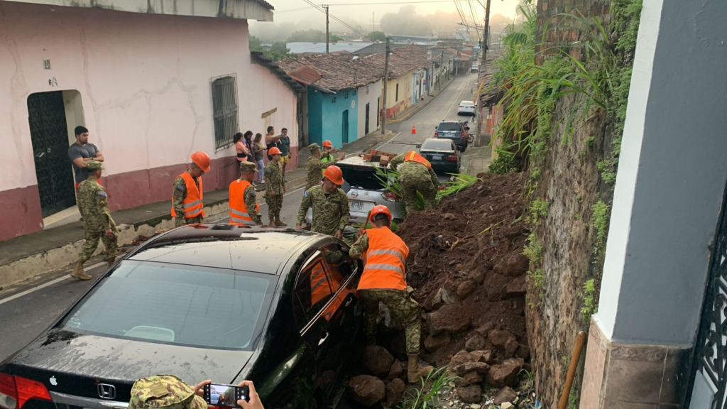 Vehículos resultan dañados tras colapso de un muro en una vivienda de ...