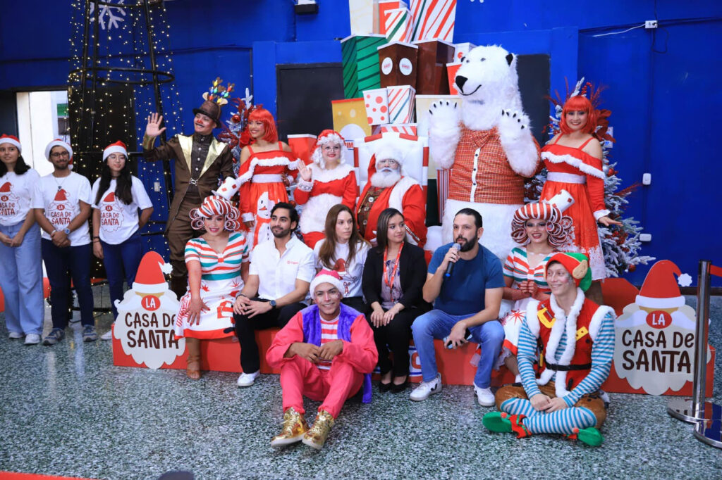 Chicos y grandes disfrutan la Navidad en la Casa de Santa ubicada en el ...