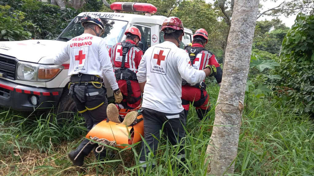 Rescatan a persona que cayó en quebrada en la finca Santa Isabel de ...